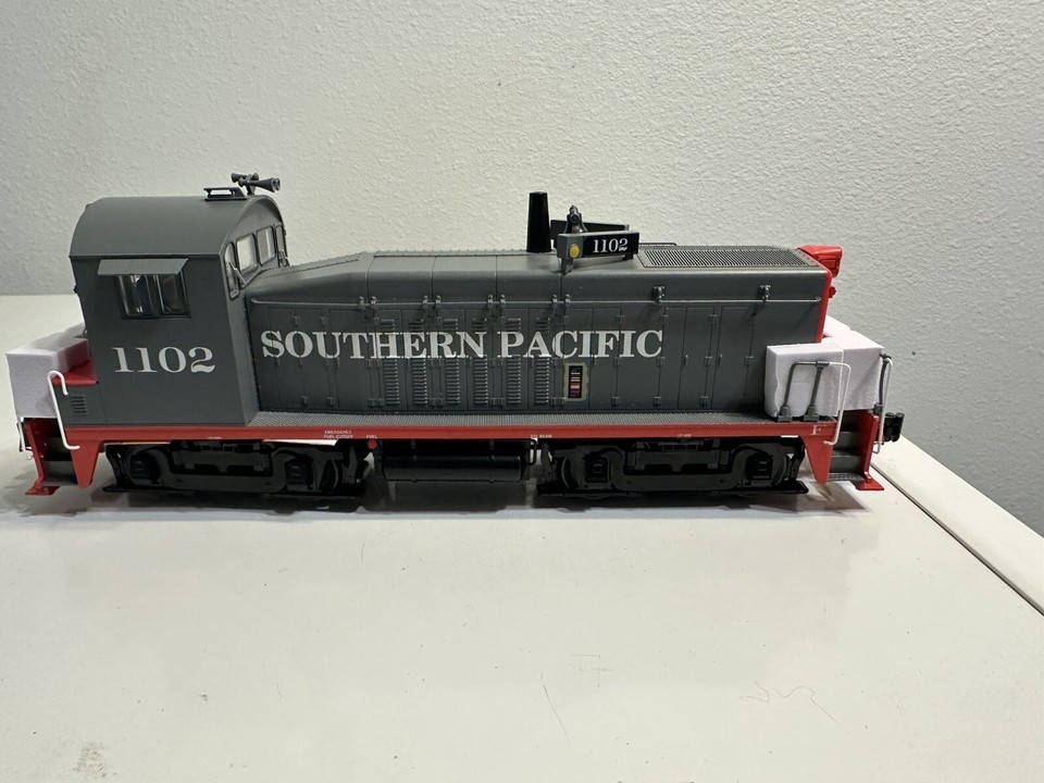 USED Lionel 2133630 Southern Pacific #1102 SW8 Legacy Diesel w/Box | eBay