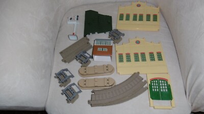 Thomas the Tank Engine Trackmaster - track and building pieces x 16 | eBay