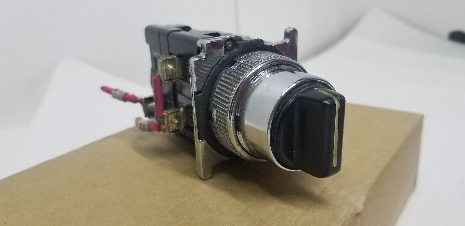 CUTLER HAMMER 2 POSITION MOMENTARY SELECTOR SWITCH WITH 2 CONTACT ...