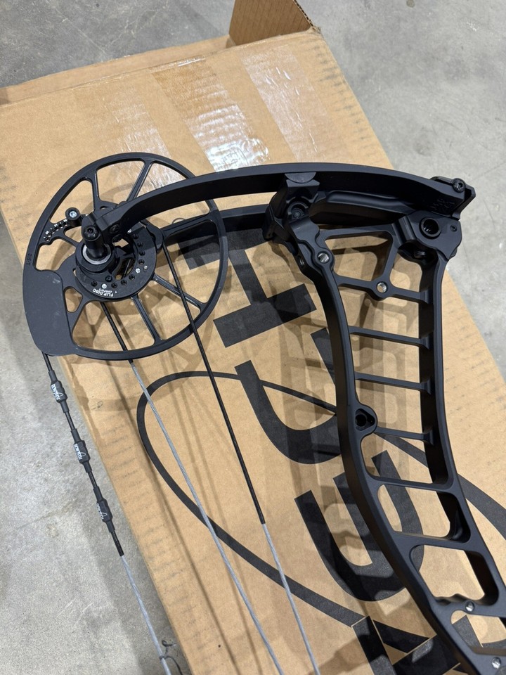 NEW Bowtech Justice Black Right Hand 70# 25.5-31" | eBay