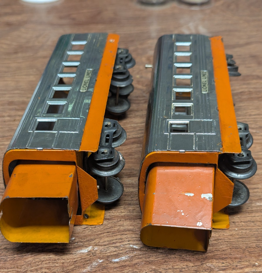 LOT of 2 Lionel Junior STREAMLINE Coach Passenger Cars MARKED "LIONEL ...