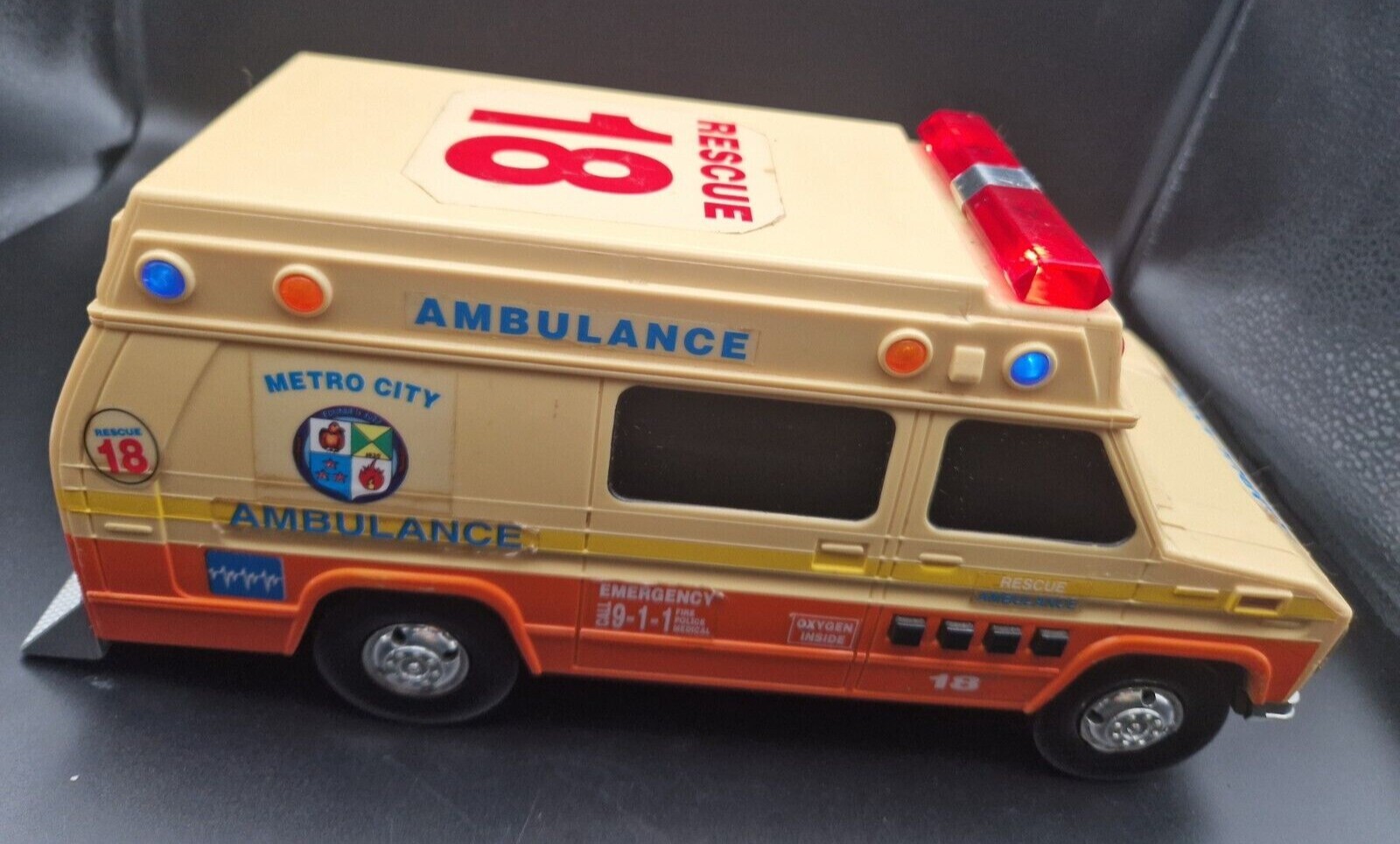 Vintage 1994 Funrise Rescue 18 Emergency Ambulance Fahrzeug mit Licht ...