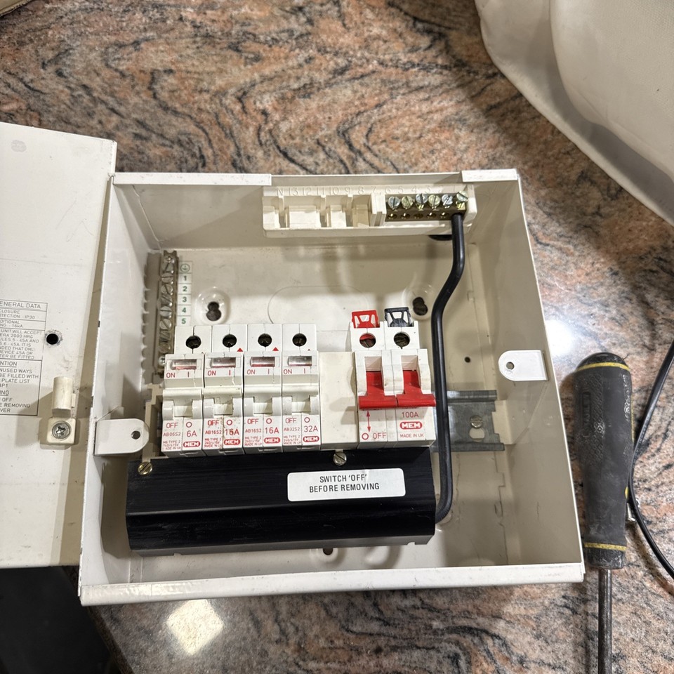 Consumer unit MEM memera 2000 4 Way Distribution Board Fuseboard good ...