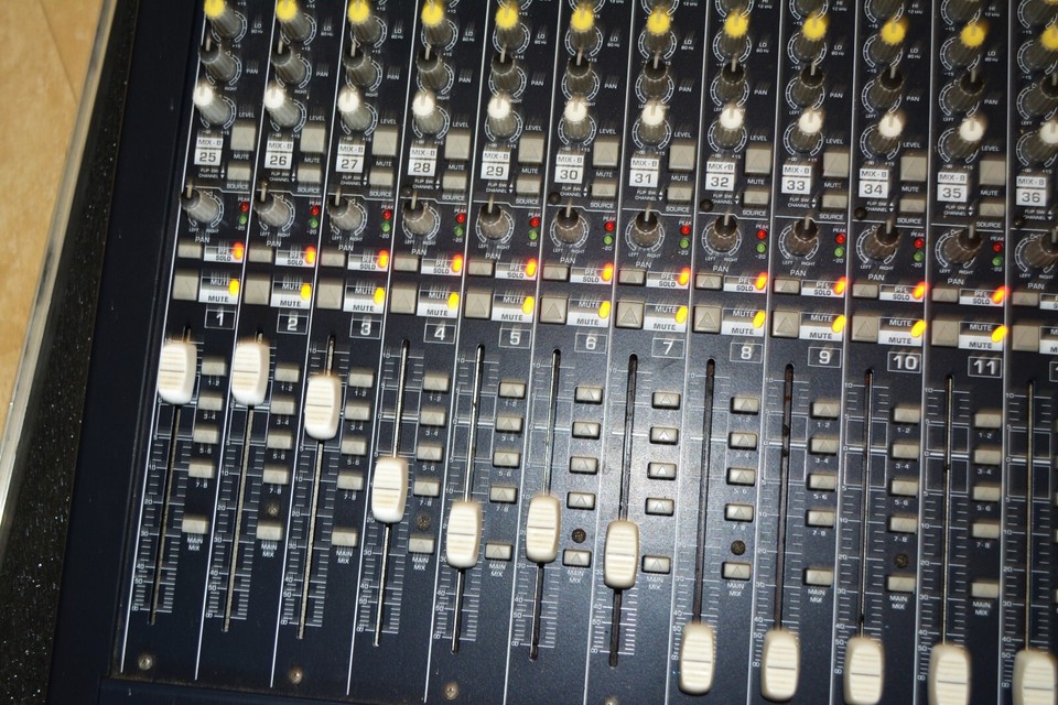 Behringer Eurodesk MX9000 with Meter Bridge | eBay