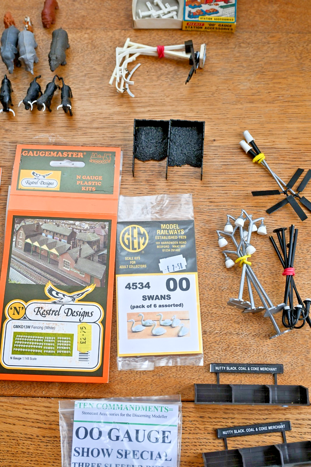 Model Railway Accessories Bundle Animals Signals Walls Telegraph Poles ...