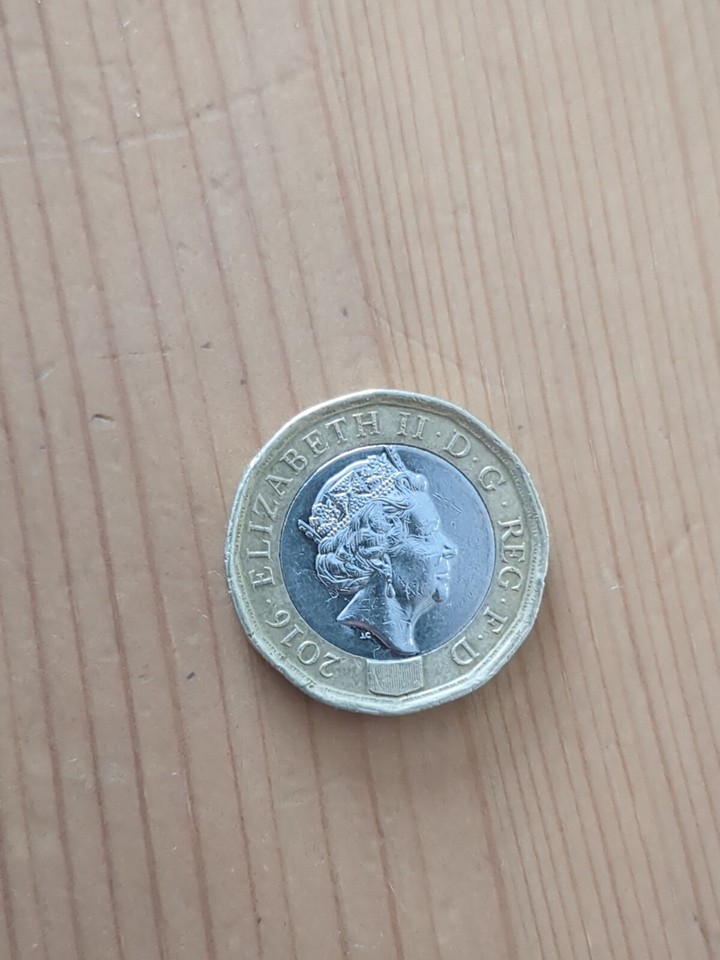 2016 £1 one pound coin. UK. New 12 sided coin "Nations of the Crown ...