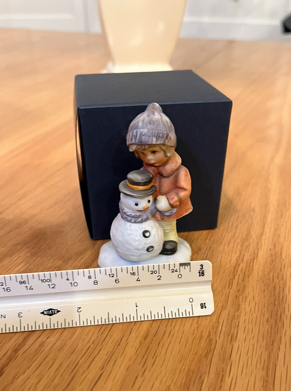 Goebel Berta Hummel Figurine 2001 Christmas A Gift for Snowman ...