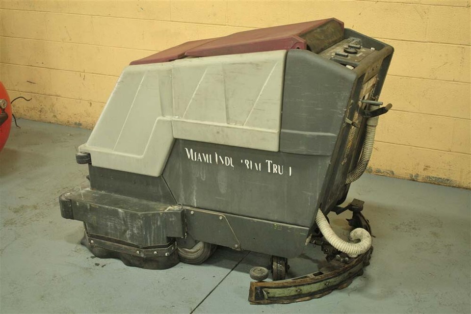 MINUTEMAN POWERBOSS 26 FLOOR SCRUBBER 26″ SCRUB PATH 35″ SQUEEGEE WIDTH ...