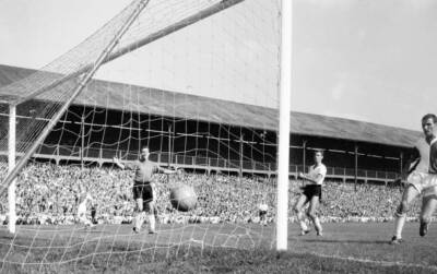 Sheffield Wednesday Goalkeeper Ron Springett Reacts Old Football Photo ...