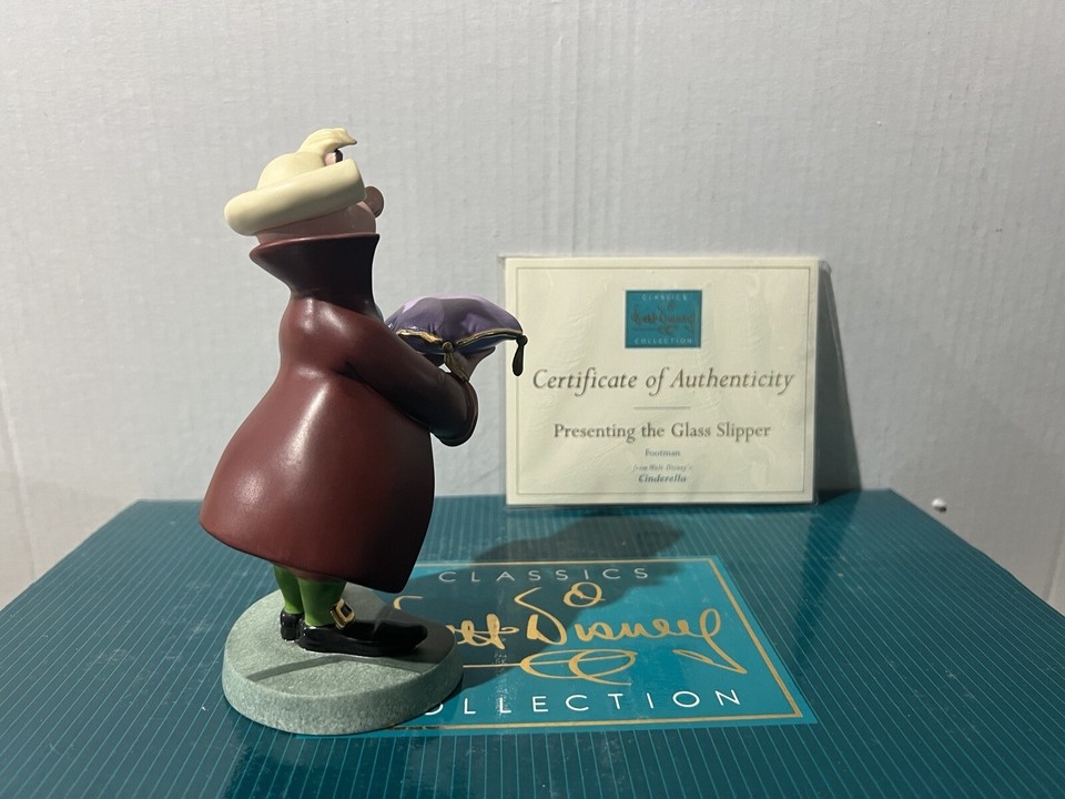 WDCC WALT DISNEY CINDERELLA - "PRESENTING THE GLASS SLIPPER" FOOTMAN ...