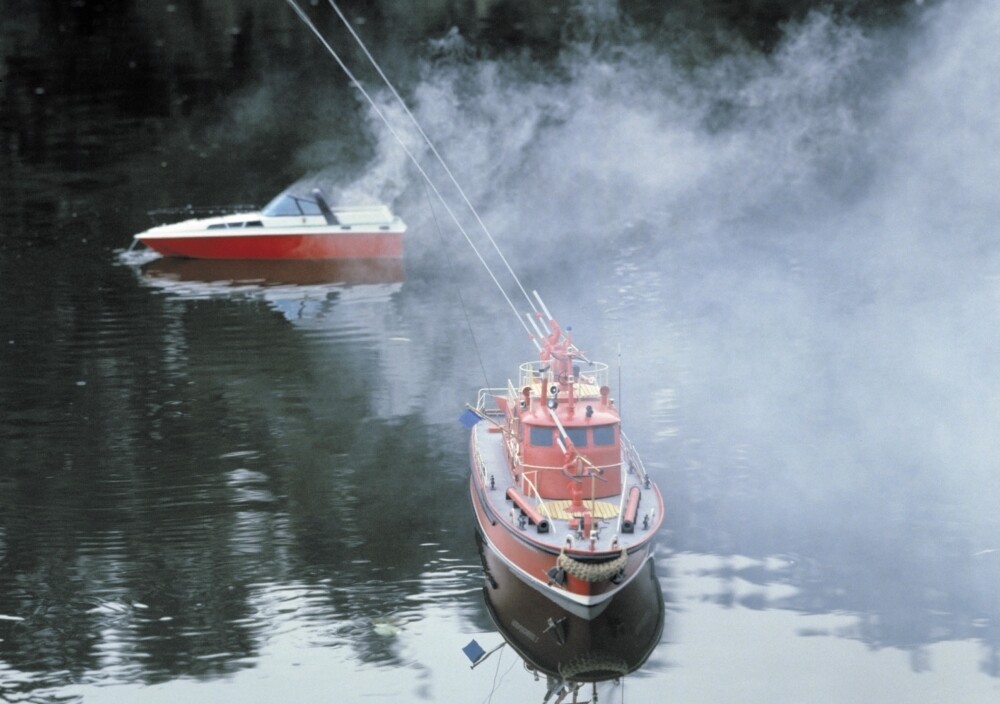 Dusseldorf Fire-Fighting Boat with Fittings - 1:25 Scale Krick Robbe RC ...