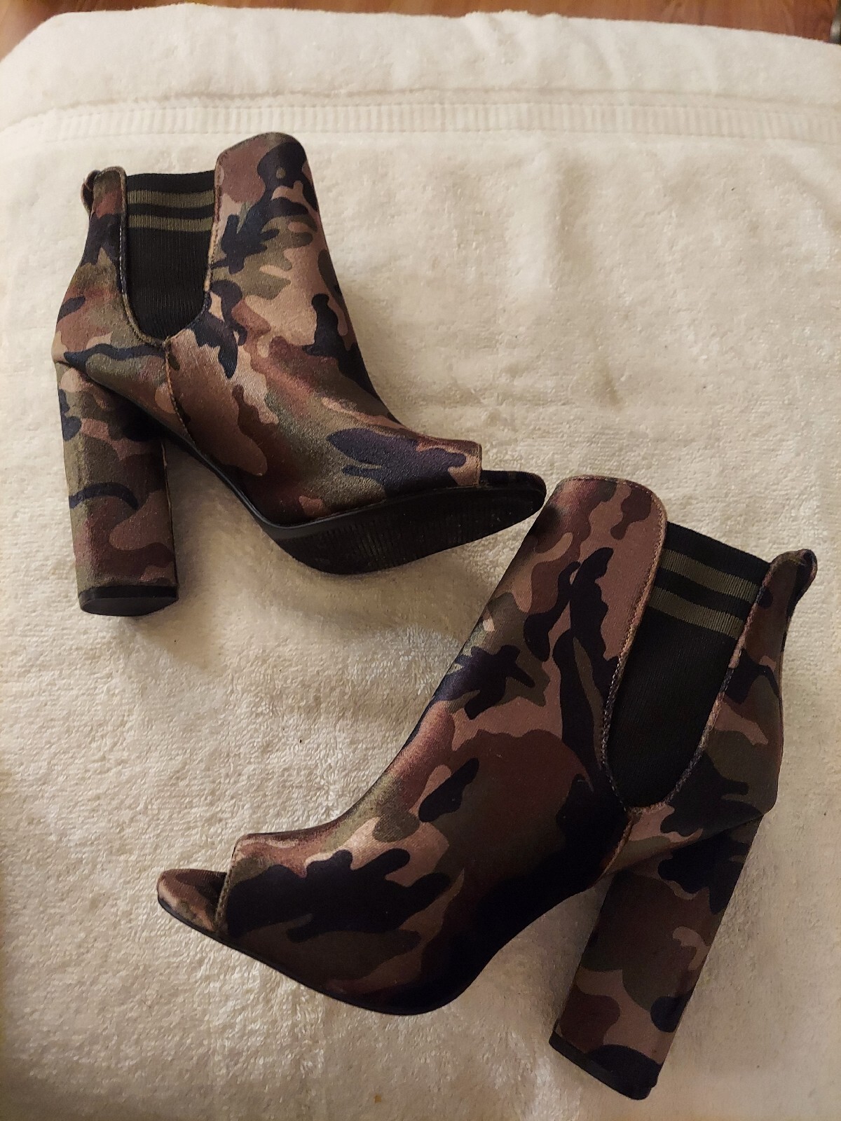 Venus Camo Fabric Block Heel Ankle Booties Size 7M - Gem