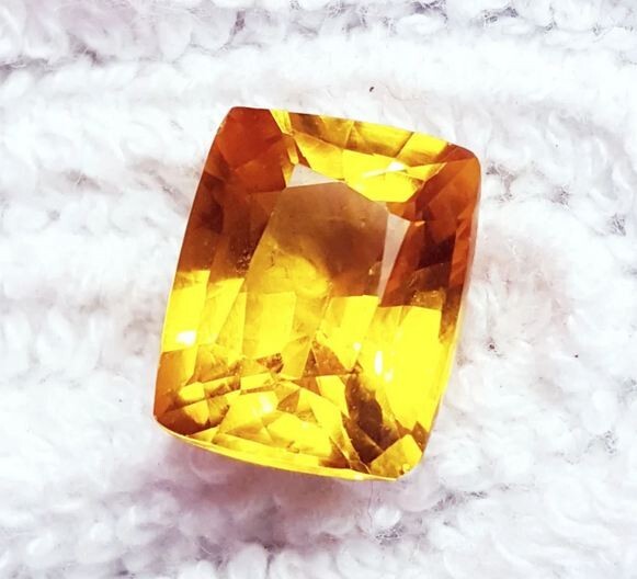 Superbes Naturel Jaune Saphir 9.80 CT Coussin Forme Libre Gemme ...