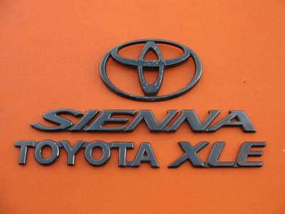 98 99 00 01 02 03 TOYOTA SIENNA XLE REAR LID GATE EMBLEM LOGO BADGE ...