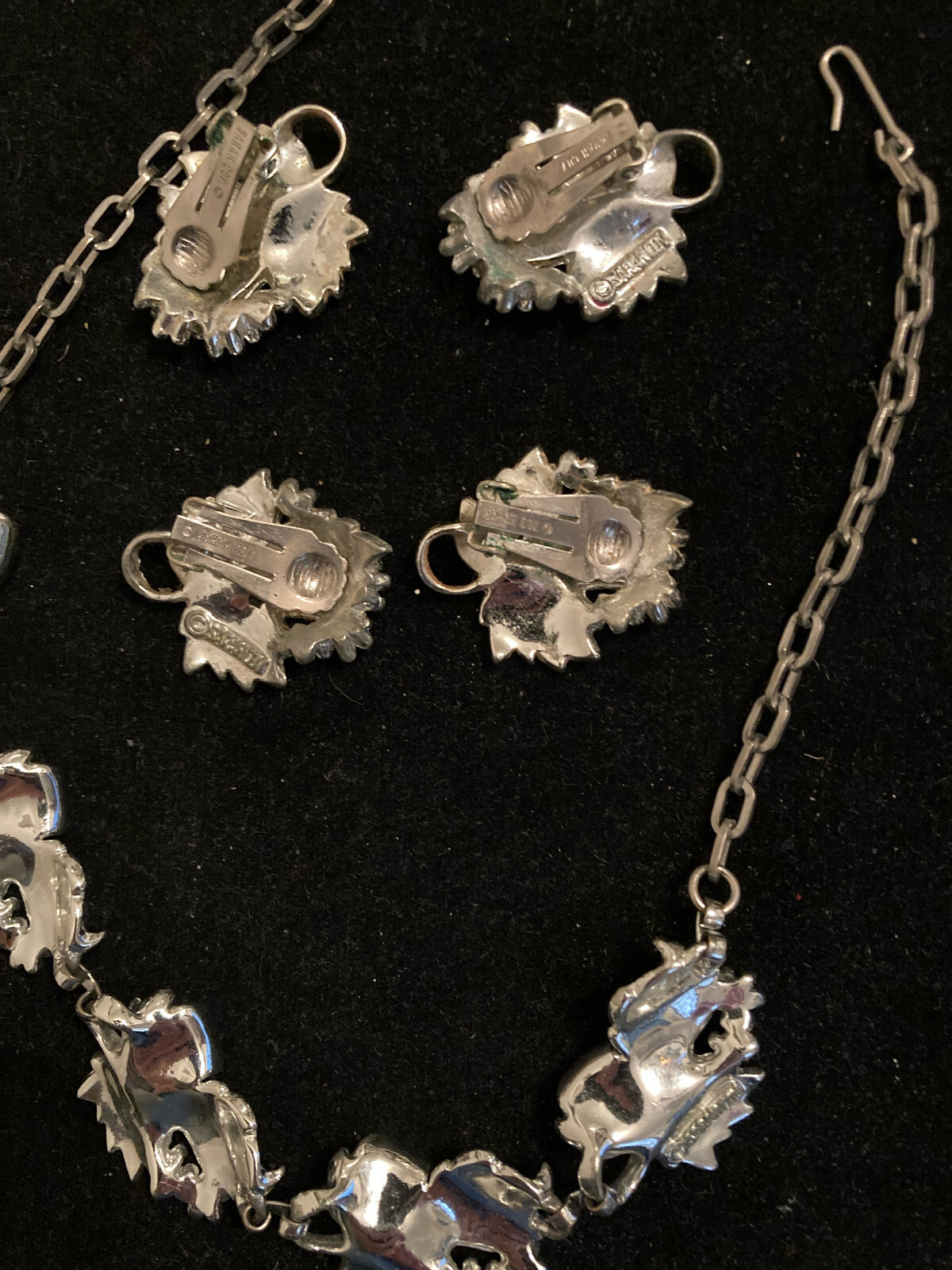 Sarah Coventry Set Leaf necklace and four clip-ons - Gem