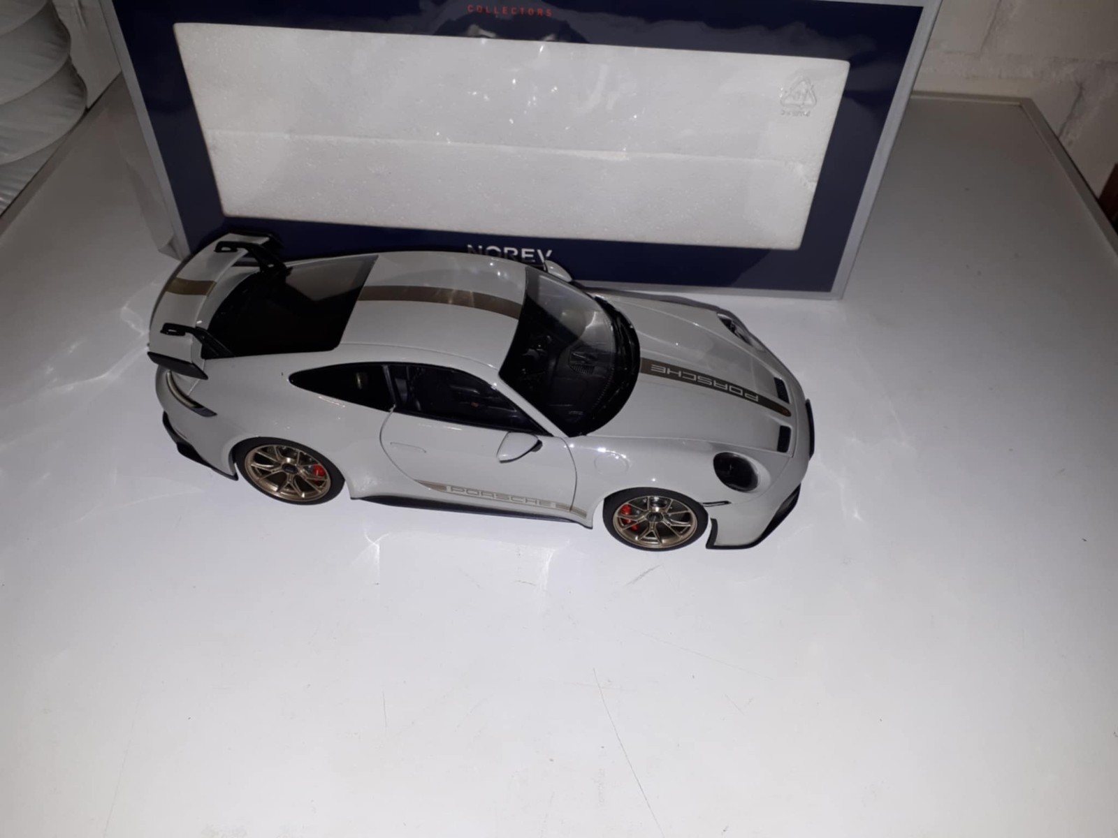 1/18 Norev Porsche 911/992.1 GT3, chalk grey, goldene Felgen/Streifen ...