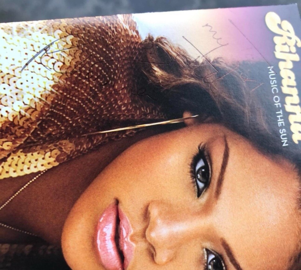 2005 Rihanna Music Of The Sun Signed Debut Album CD Cover Booklet | eBay