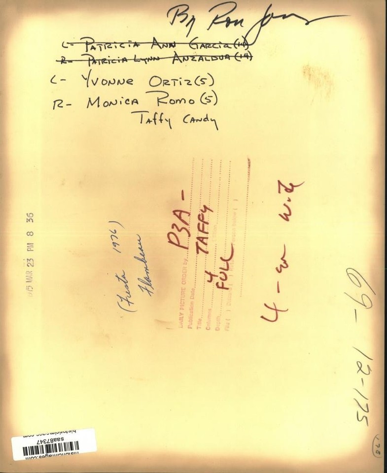 1975 Press Photo Yvonne Ortiz & Monica Romo eating candy at Fiesta ...