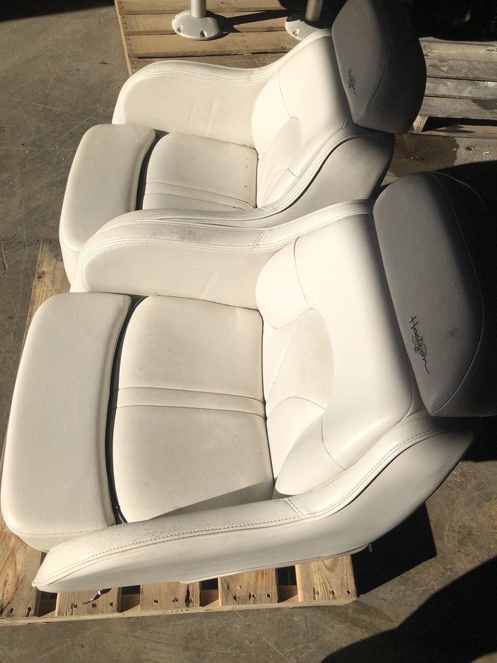 Four Winns Horizon 290 boat Marine captains chairs with mount base ...
