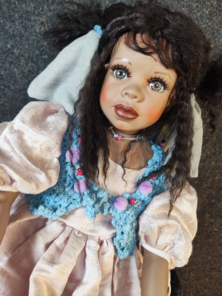 Künstlerpuppe Doll Shandy 65 cm Angela McNeely Porzellan Sitzpuppe ...