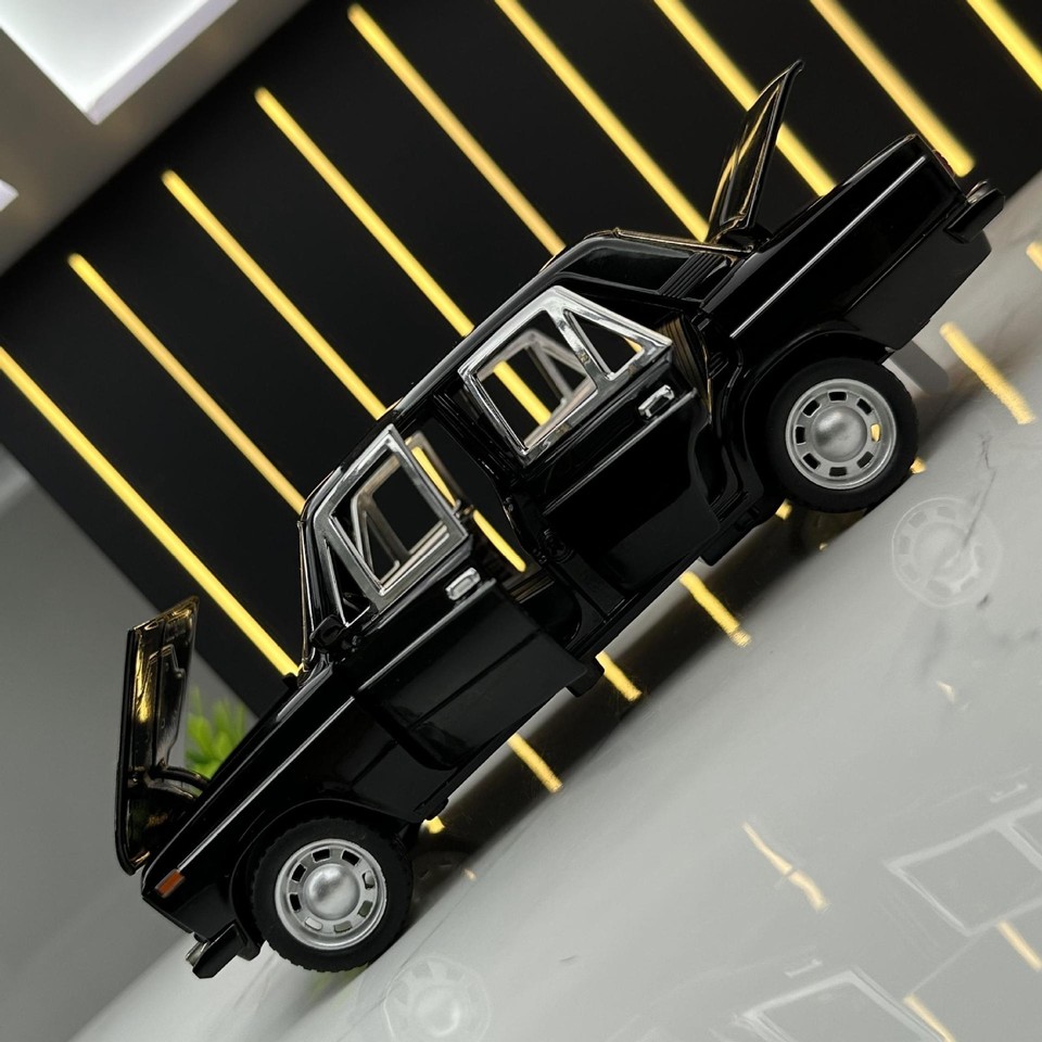 Pull-Back Lada Retro Model Car with Sound & Light - 1:24 Alloy ...