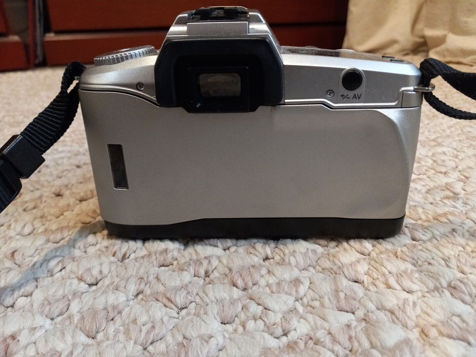 Minolta Maxxum 50 35mm Vintage Film Camera Silver w/28-100mm AF Zoom ...