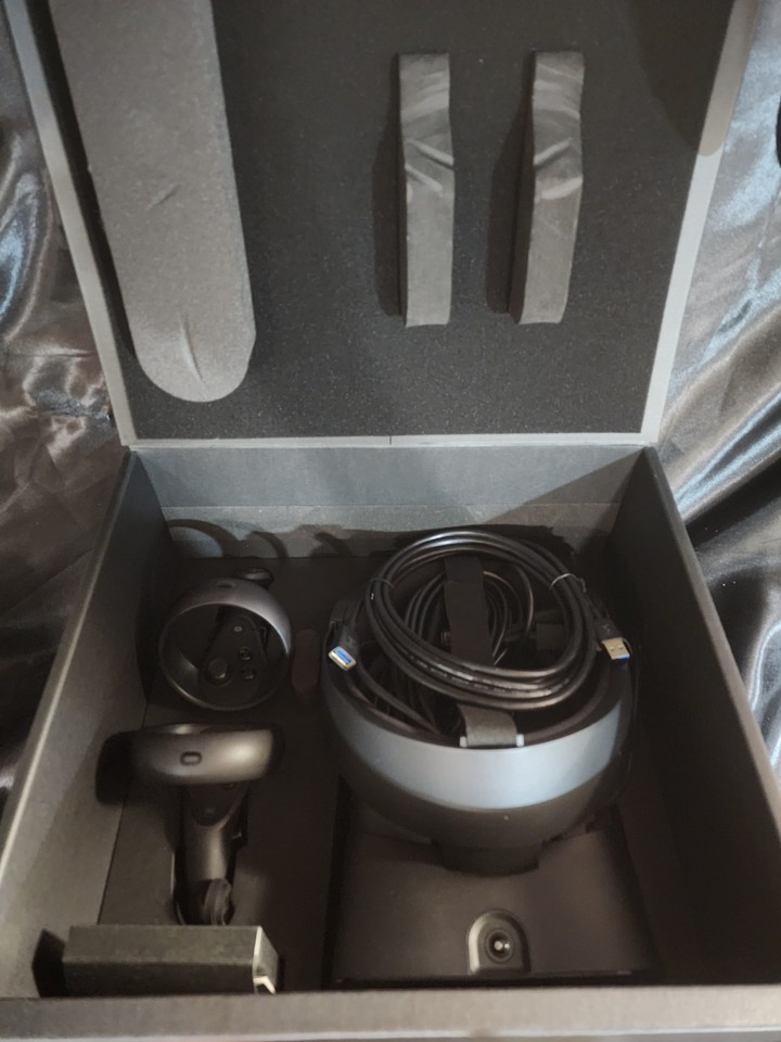 Oculus Rift S VR Headset with 2 Handheld Controllers/Cables & VR stand ...