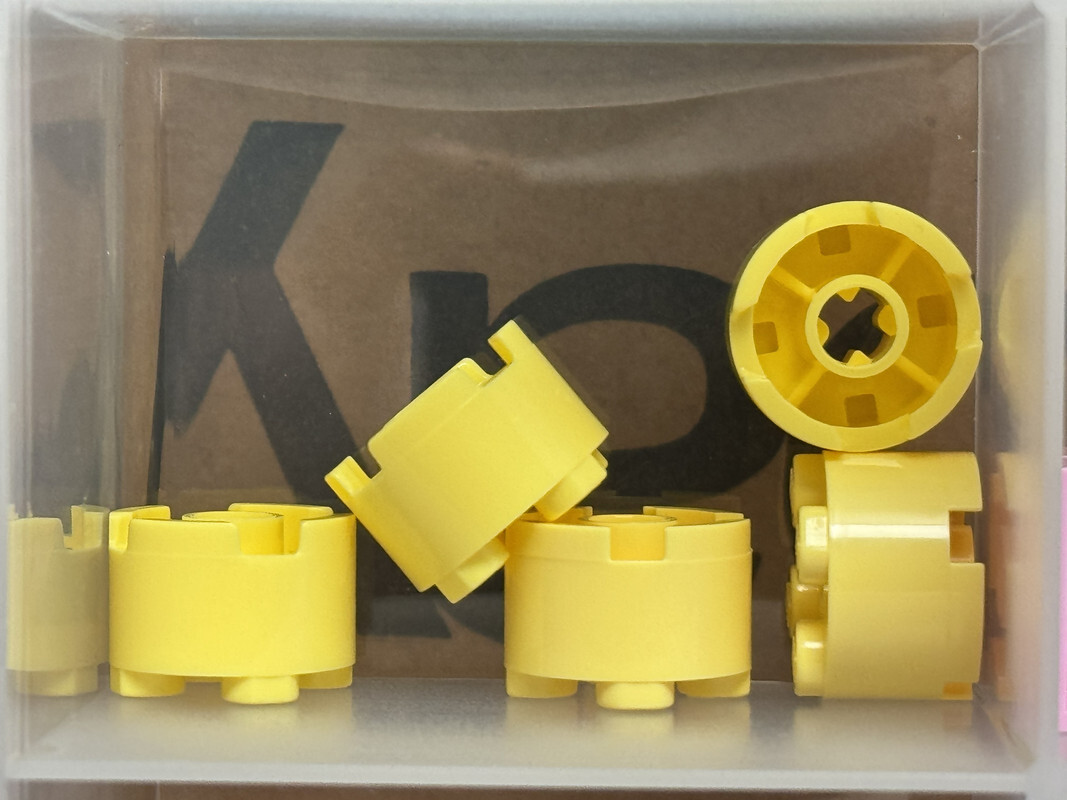 LEGO Parts - Bright Light Yellow Brick, Round 2 x 2 Axle Hole - No 3941 ...