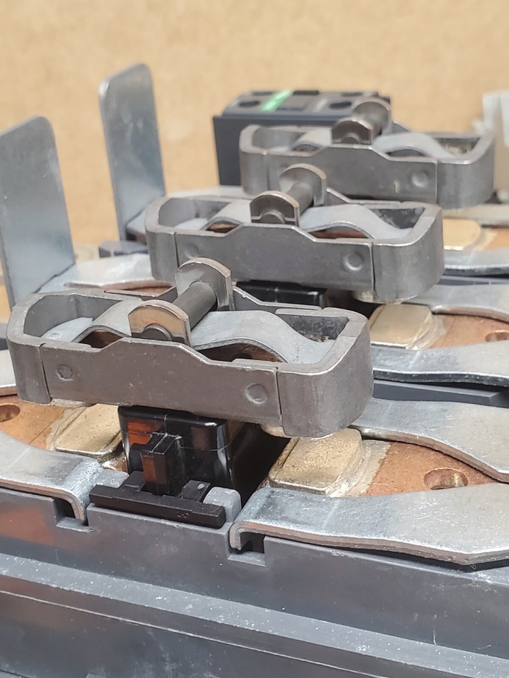 Schneider Electric LC1F330 Contactor rated 200HP @ 480VAC w/ 277VAC ...