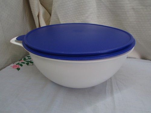 Tupperware Thatsa Mixing Bowl 32 Cup Large Vintage USA 2539--2540 Blue ...