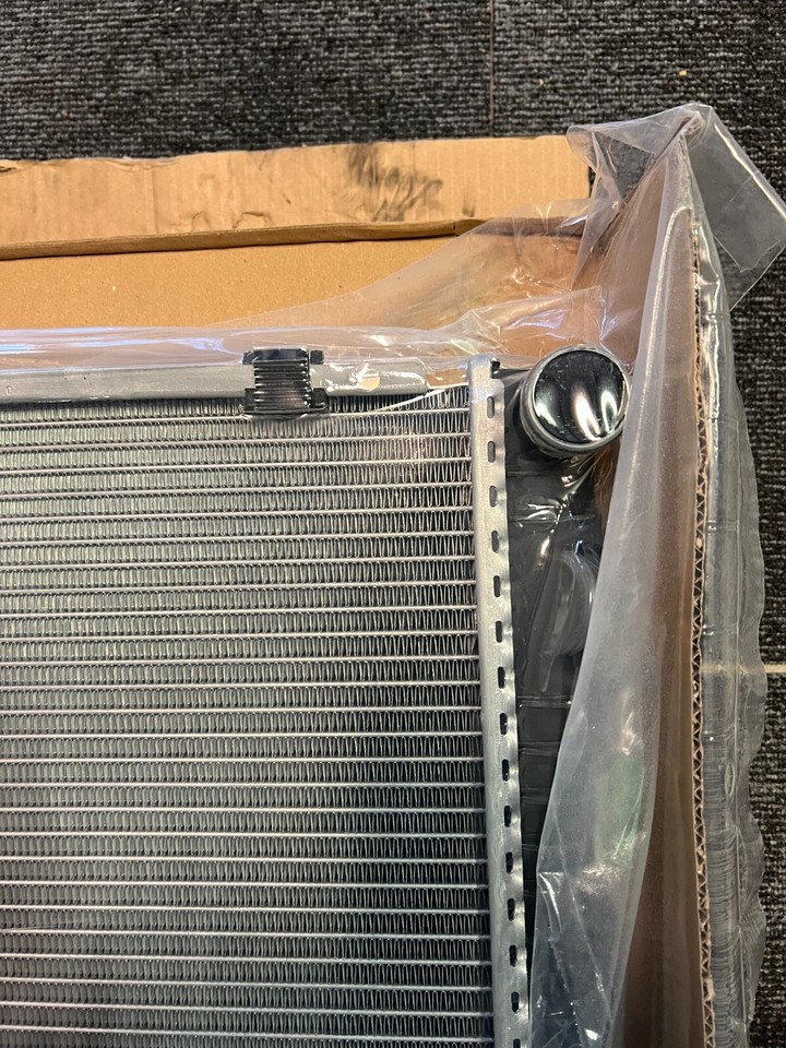 Mercedes-Benz 560SL Radiator 107-500-26-03 GENUINE OEM