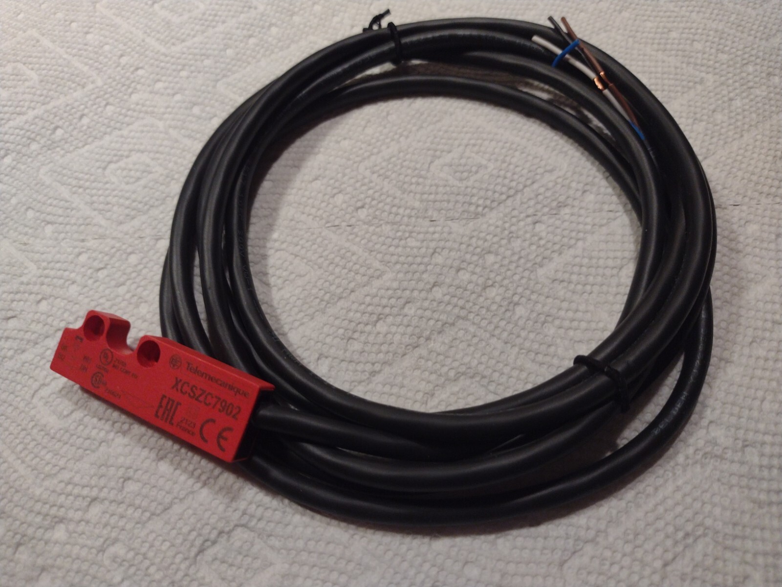 -+Telemecanique+Safety+Door+Proximity+Switch+-+XCSZC7902 for sale ...