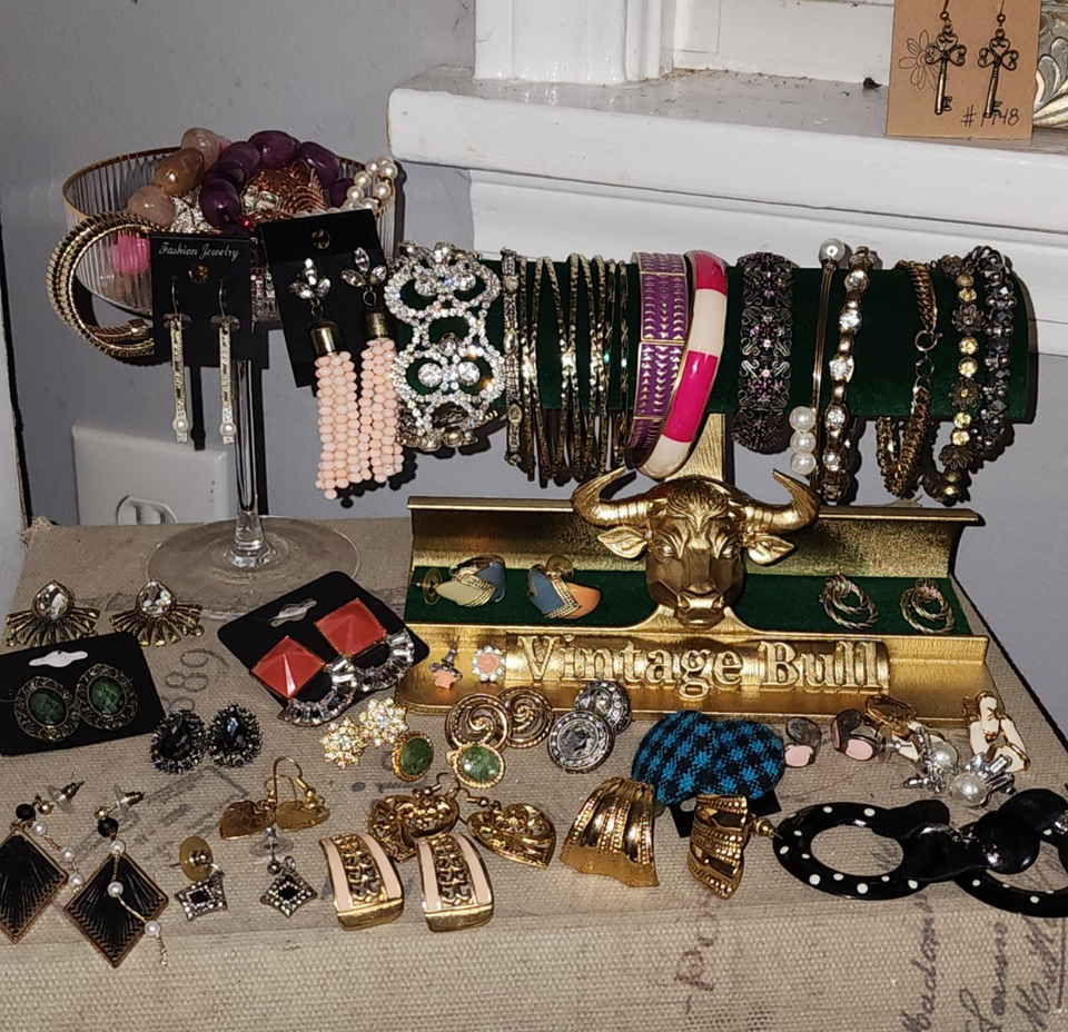 1 lb Vintage / Modern Jewelry Lot Wearable Rings, Bracelets, Brooches ...