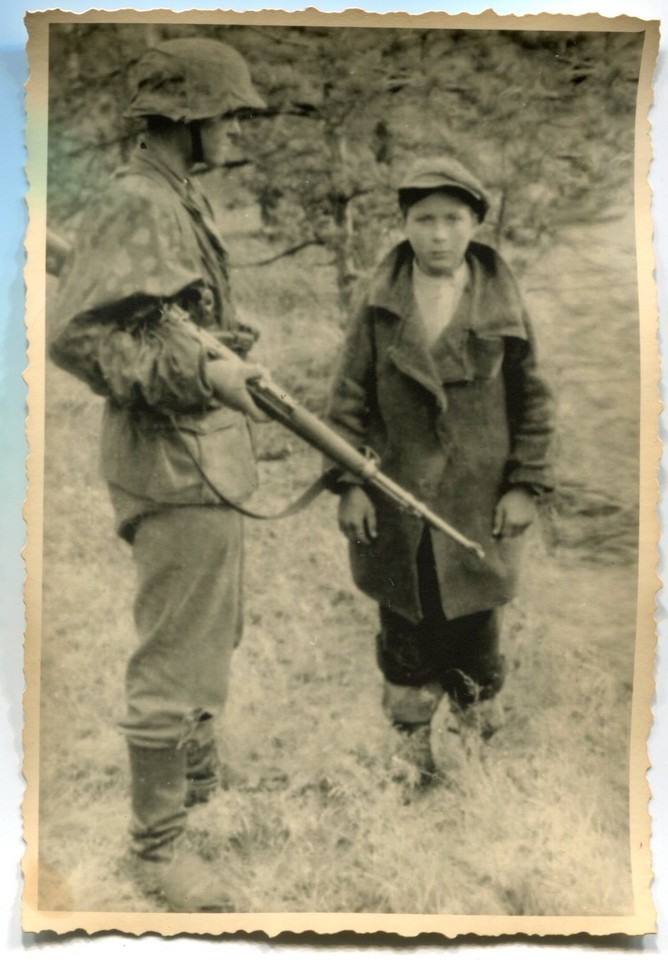 GERMAN WWII ARCHIVE PHOTO: SENTRY WEHRMACHT SOLDIER WITH MAUSER CARBINE ...