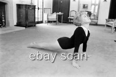 DEBBIE DRAKE TELEVISION EXERCISE GURU LEGGY CHEESECAKE 8X10 PHOTO 3 | eBay