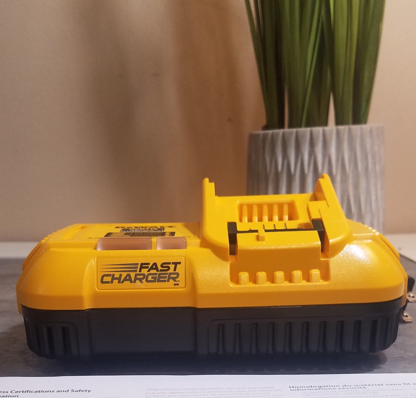 NEW DEWALT DCB118 20V/60V Volt MAX Lithium-Ion FLEXVOLT Fan-Cooled Fast ...