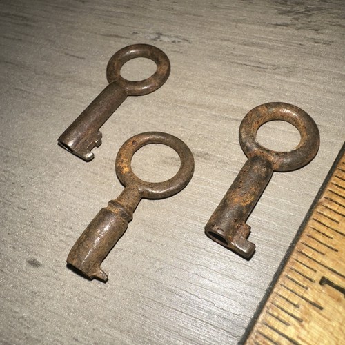 3 Small Antique Skeleton Keys Hollow Barrel Padlock Steamer Trunks Etc ...