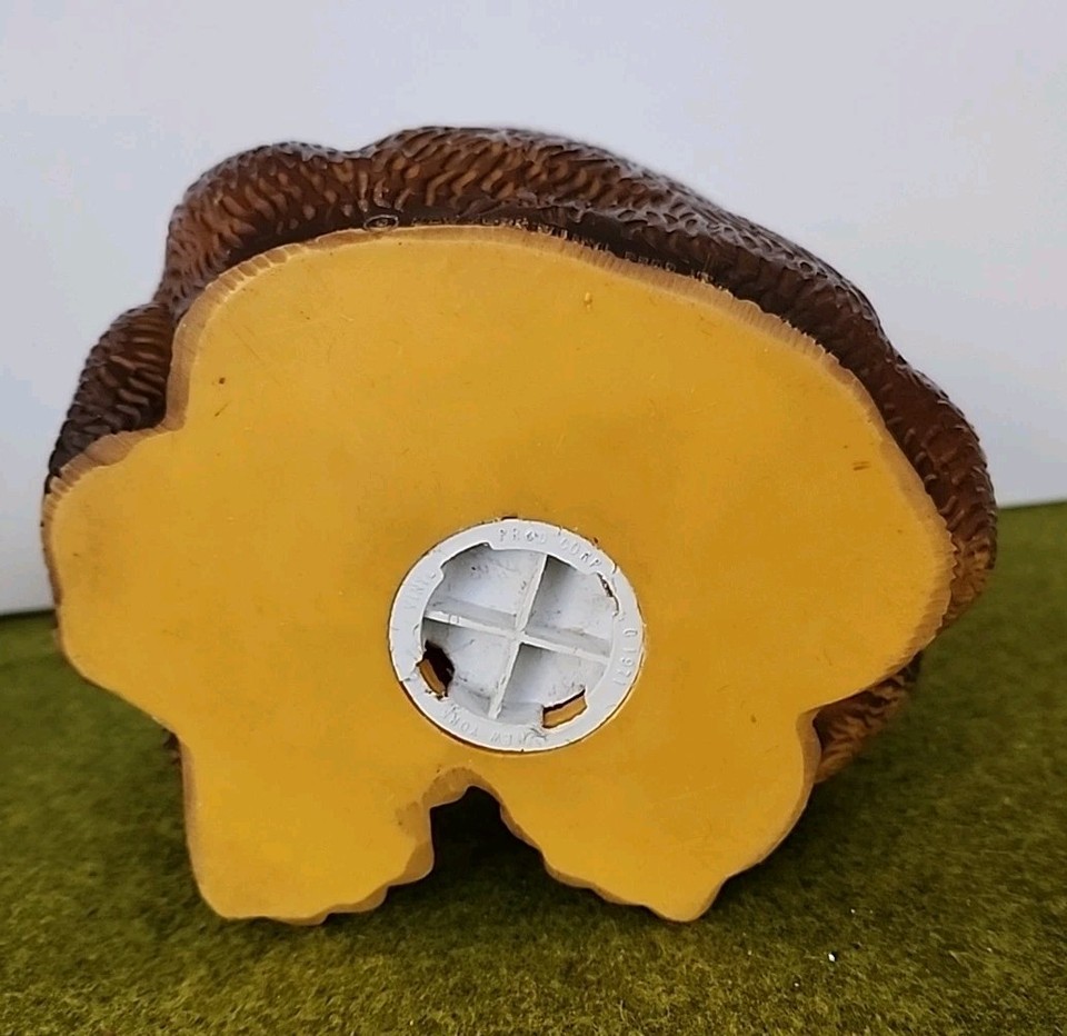 VINTAGE GORILLA MONKEY COIN BANK HOLDING A BANANA NEW YORK VINYL PROD ...