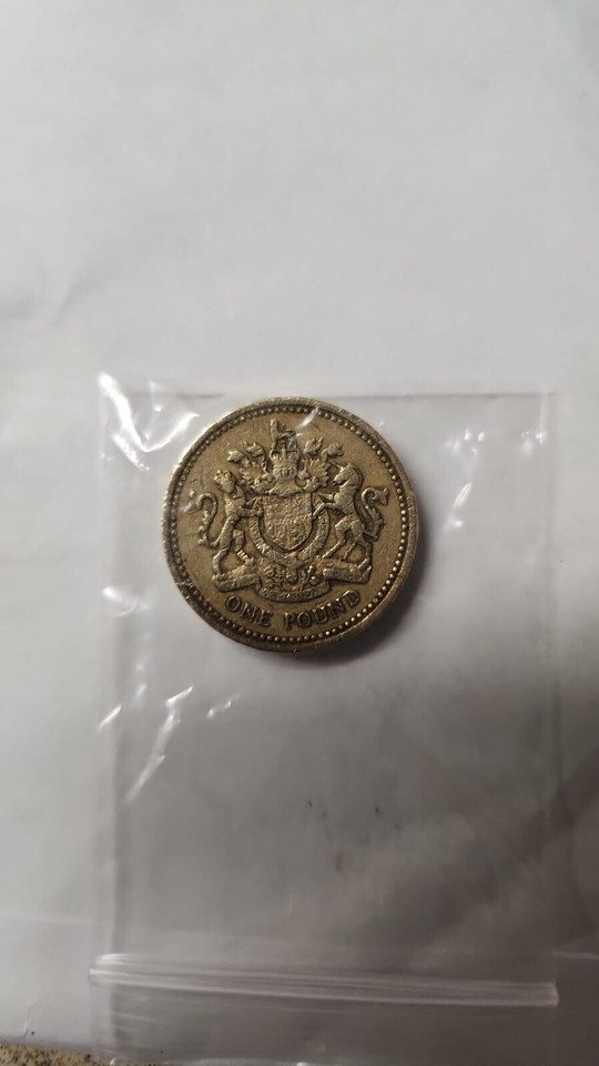 1983 Royal Arms One Pound Queen Elizabeth II Coin Old Style (FREE ...