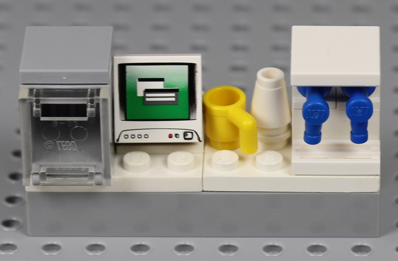 LEGO - Ice Cream Parlor Counter w/ 2x Minifigure Popsicle Cone Fridge ...