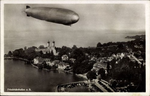 Ak Friedrichshafen am Bodensee, Luftschiff, Zeppelin, Fliegeraufnahme ...