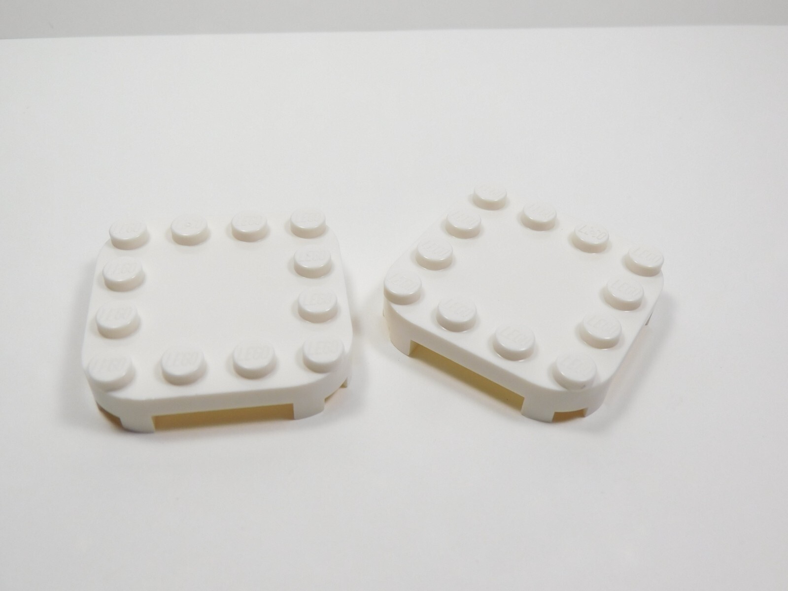 LEGO 2 White 4x4x2/3 Modified Plates w/ 4 Feet Part 66792 N6 | eBay