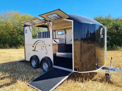 Cheval Liberte MAXI 3 Diagonal Horse Trailer Herringbone Built-in Tack ...