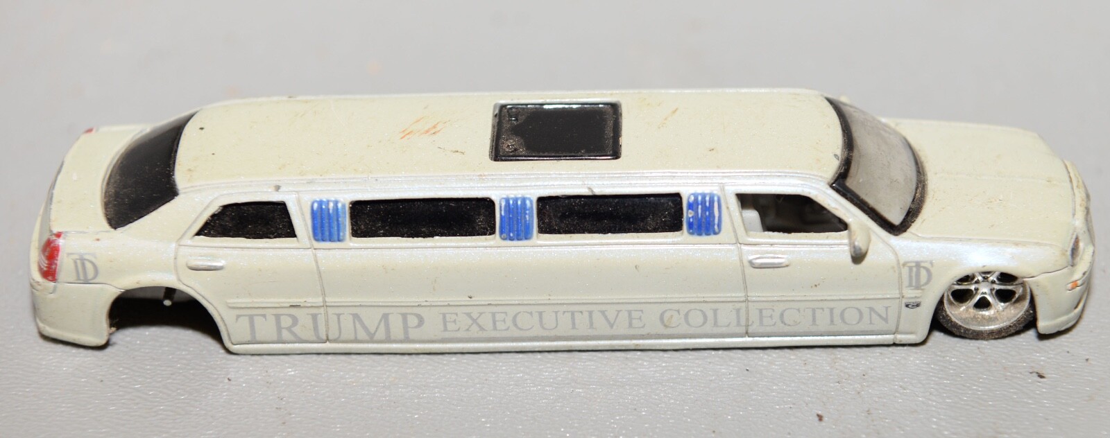 President Donald Trump die cast limo rare tan & blue limousine Maisto ...