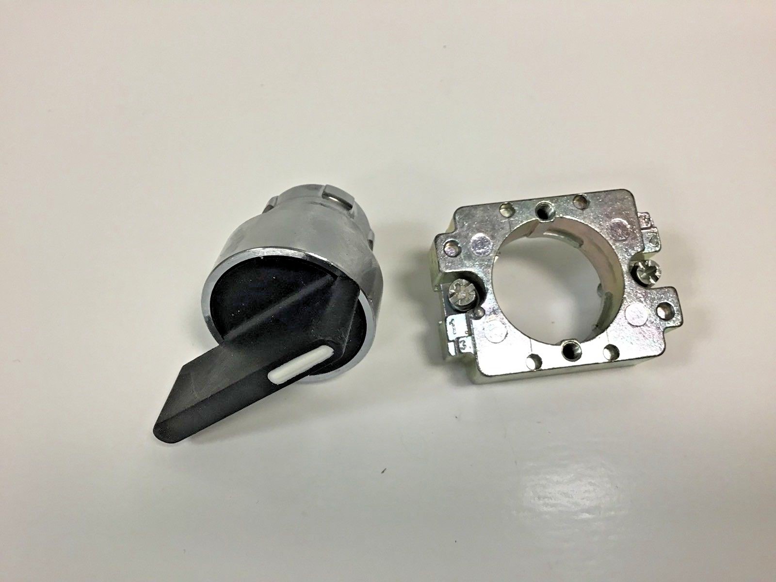 Altech Corp. 2AS2E-4 Ext. Selec Opr. 22mm, 3 Pos, Non III, Spr Rtn LR ...