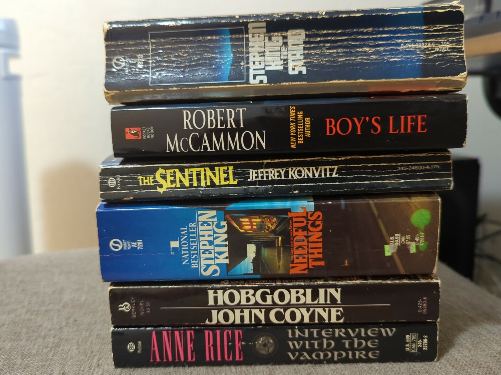 Paperbacks from Hell. 6 classic horror novels. Anne Rice, King and ...