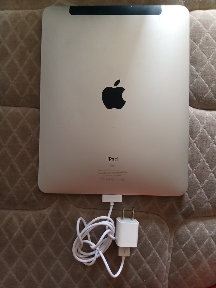 Apple IPad 32 GB Model A1337 Class B Serial GB01849XETU. Comes With ...