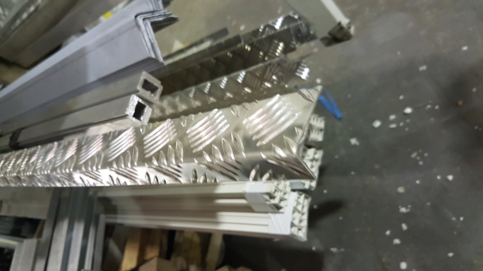 Tread Plate Angle Corner Protection 2mm Thick 90 Degree / chequer plate ...