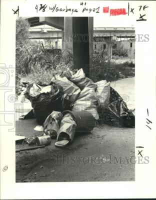 1970 Press Photo Trash piles up on North Claiborne Avenue near ...