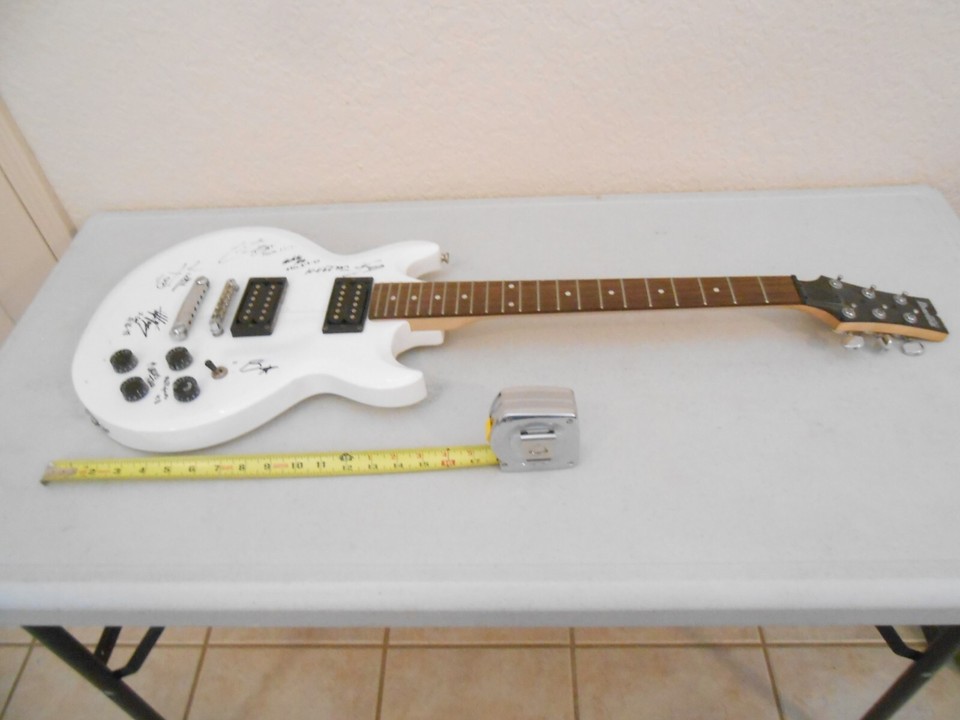 RARE UNIVERSAL ROYALTY BAND HAND SIGNED IBANEZ GIO ELECTRIC GUITAR GAX ...